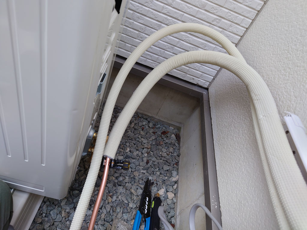 2階リビングのエアコン取替 - dohi-net.com